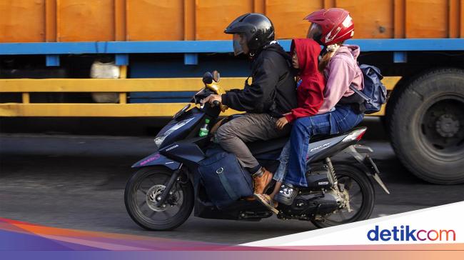 Pemudik Motor Mulai Lintasi Jalur Pantura