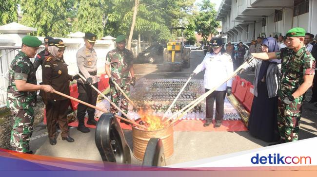 Narkoba-Miras Dimusnahkan Usai Apel Ops Ketupat Semeru di Kota Kediri