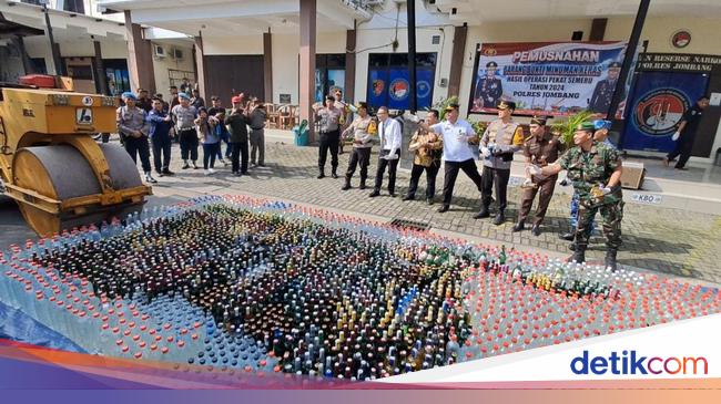 4.500 Botol Miras Sitaan Timsus Saber Miras Polres Jombang Dimusnahkan