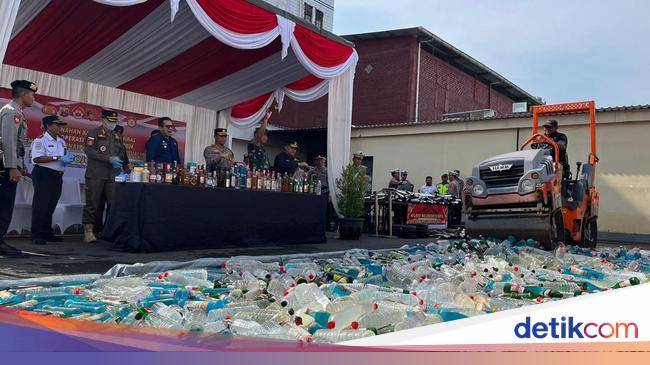 Polres Mojokerto Kota Musnahkan 1.515 Botol Miras Hasil Operasi Pekat