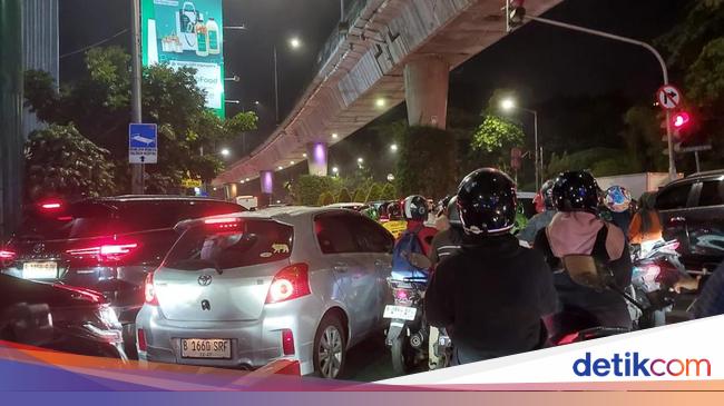 Jalan Prapanca 5 Kemang Jaksel Banjir, Lalu Lintas Macet