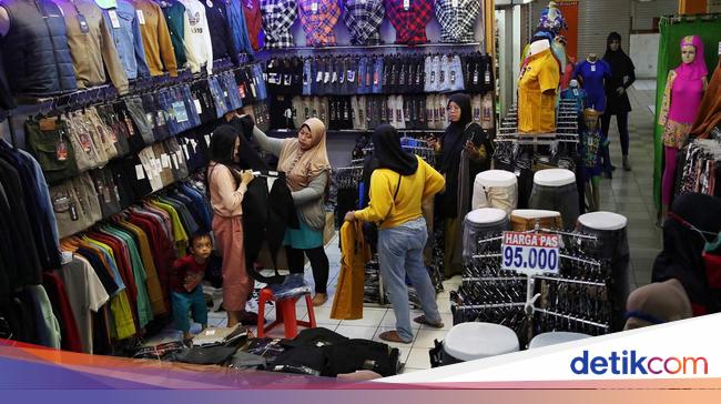 THR Cair, Warga Ramai-ramai Serbu Pusat Perbelanjaan