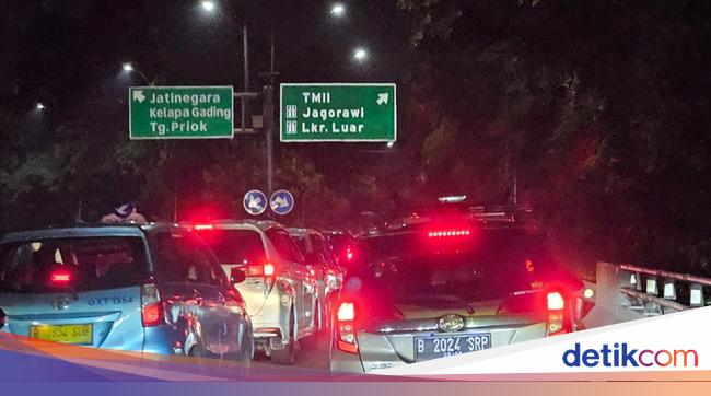 Ada Genangan di Tol Jagorawi, Macet Mengular hingga Tol Dalam Kota