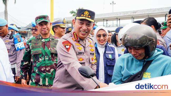 Kapolri Sapa Pemudik di Gilimanuk, Bagi Sembako dan Tanya soal Tiket