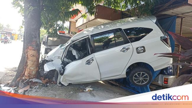 Brakkk! Sigra Tabrak Pohon Lalu Nyangkut di Rumah Warga Blitar