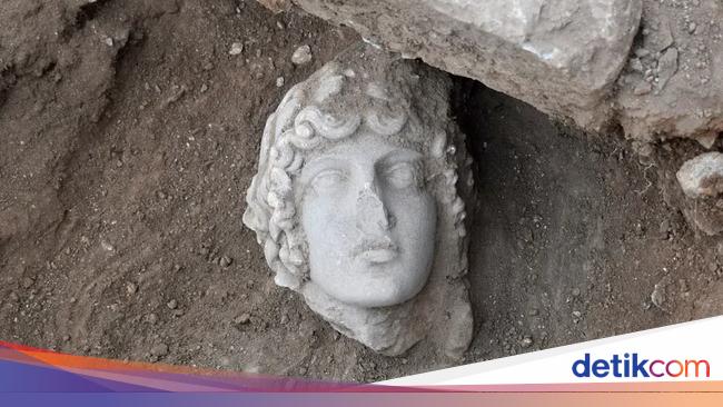 Potret Patung Marmer Kepala Dewa Apollo Ditemukan di Kota Kuno Yunani