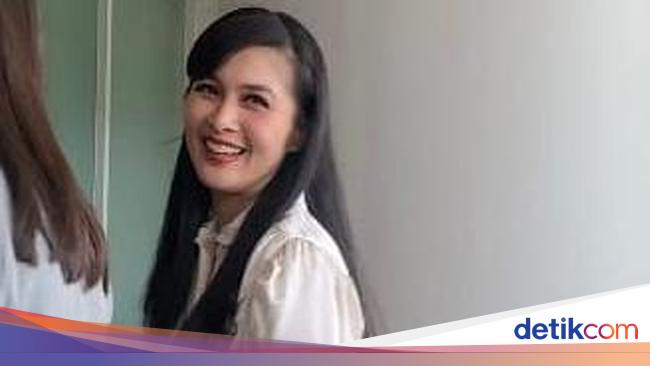 Diperiksa Kejagung Soal Korupsi Timah, Sandra Dewi Beri 'Love Sign'