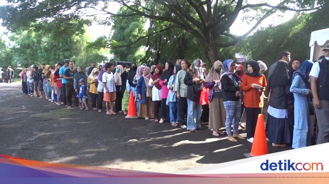 Emak-emak Serbu Taman Monju Bandung gegara Sembako Murah Emak-emak Serbu Taman Monju Bandung gegara Sembako Murah