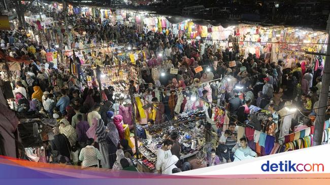 Warga Pakistan Serbu Pasar untuk Belanja Kebutuhan Lebaran
