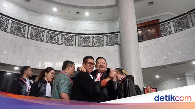 Sisi Lain Sidang MK: Otto Kubu 02 Peluk Henry Yosodiningrat dari 03 Sisi Lain Sidang MK: Otto Kubu 02 Peluk Henry Yosodiningrat dari 03