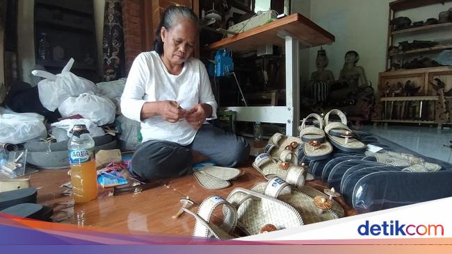 Jelang Libur Lebaran, Perajin Sandal Upanat Borobudur Panen Cuan
