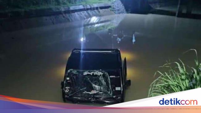 Jalan Rusak Bikin Pikap Muat Mebel Terjun ke Sungai Magetan