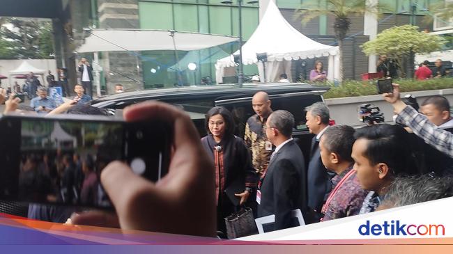Risma-Airlangga-Sri Mulyani Tiba di MK Jadi Saksi di Sidang Sengketa Pilpres
