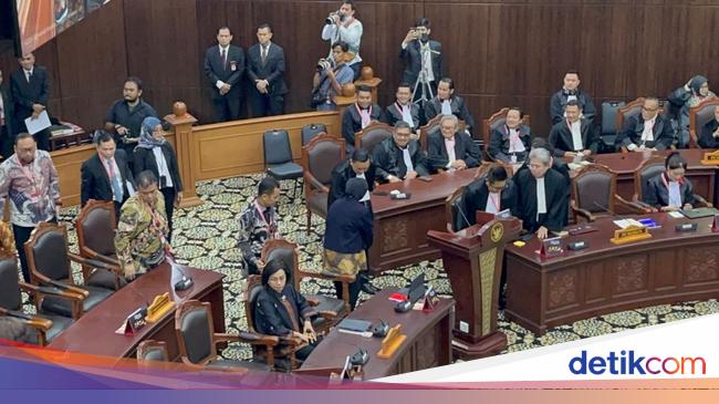 Hadir di Sidang Sengketa Pilpres, Risma-Sri Mulyani dan Tim Ganjar Salaman