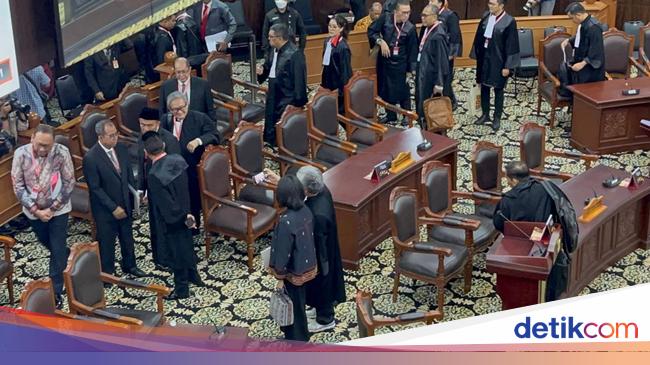 Sidang Sengketa Pilpres di MK Diskors, Sri Mulyani dan Todung Foto Bareng