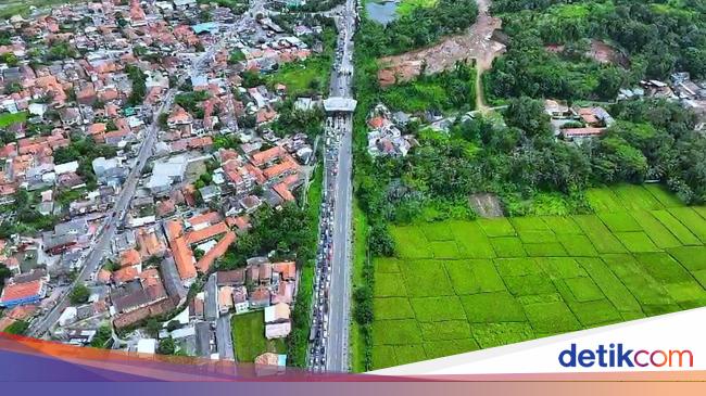 Pelabuhan Merak Padat, Antrean Kendaraan di Tol Capai 4 Km Pelabuhan Merak Padat, Antrean Kendaraan di Tol Capai 4 Km