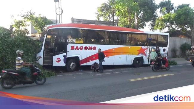 2 Bus Bagong Saling Kejar-kejaran Tabrak Pengendara Motor di Tulungagung
