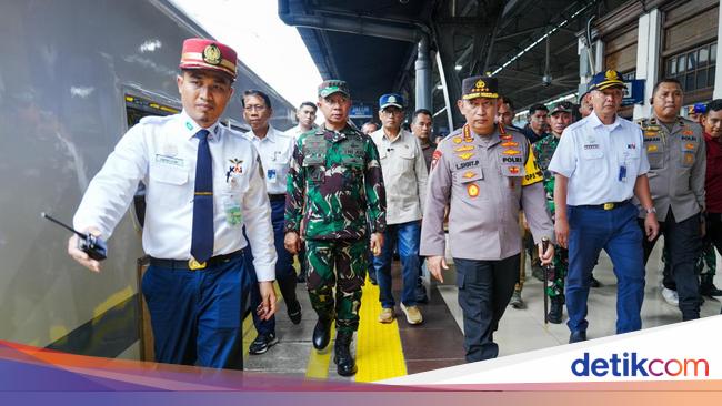Tinjau Stasiun Pasar Senen, Kapolri Pastikan Keamanan Kondusif
