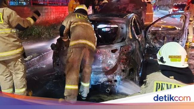 Mobil di Kembangan Jakbar Terbakar gegara Remaja Konvoi Nyalakan Petasan