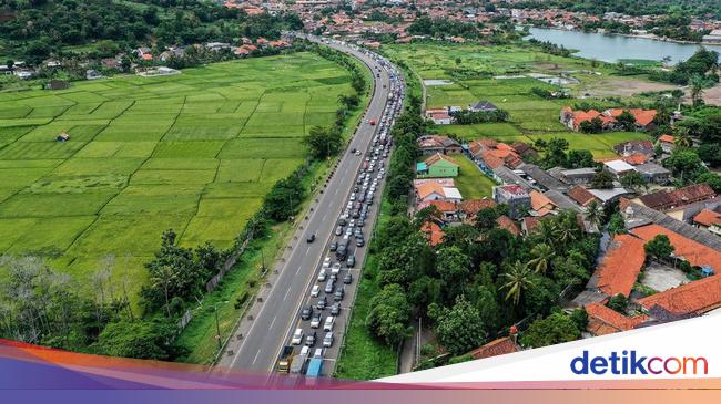 Penampakan Macet Panjang di Exit Tol Merak