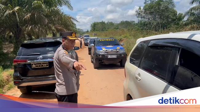 Hindari Macet Jalinsum Banyuasin, Pemudik Nekat Lewati Jembatan Rusak