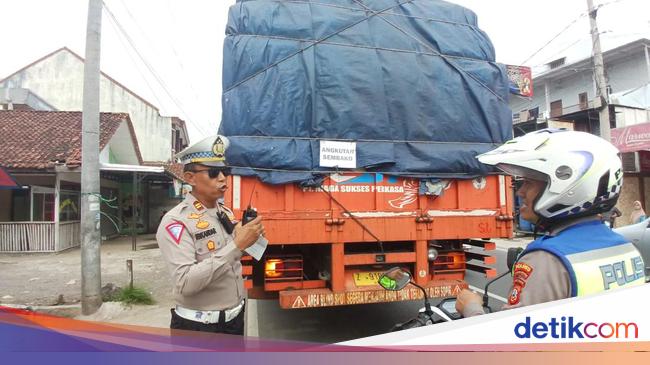 Siasat Truk Nakal Kelabui Petugas di Jalur Mudik
