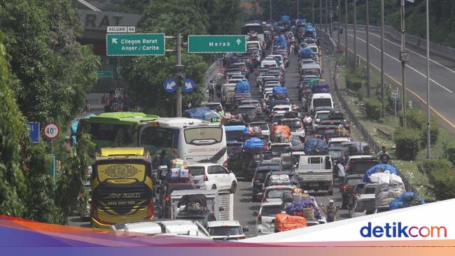 Penampakan Macet Panjang di Km 94 Tol Tangerang-Merak Hari Ini