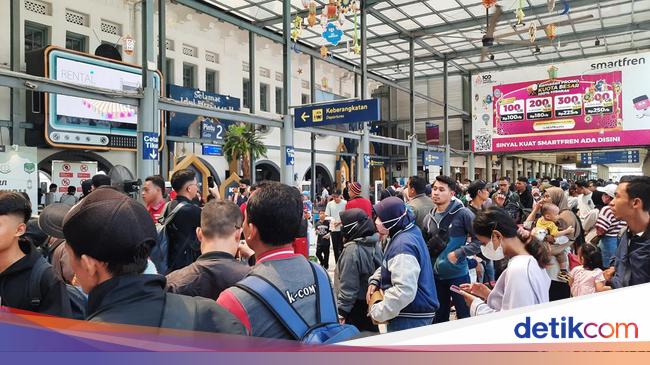 Suasana Mudik Lebaran Mulai Terasa di Stasiun Pasar Senen