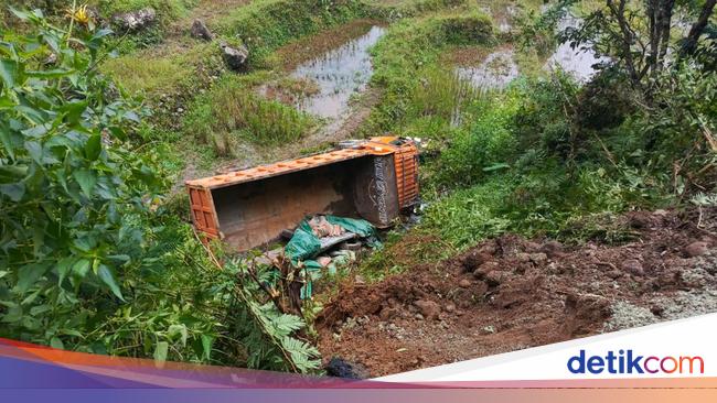 Truk Terguling ke Sawah di Manggarai Timur, Sopir Tewas-2 Luka