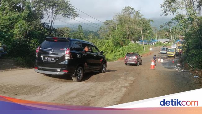 Mudik Lewat Batu Jomba, Mobil Harus 'Melompat' Lewati Jalan Rusak