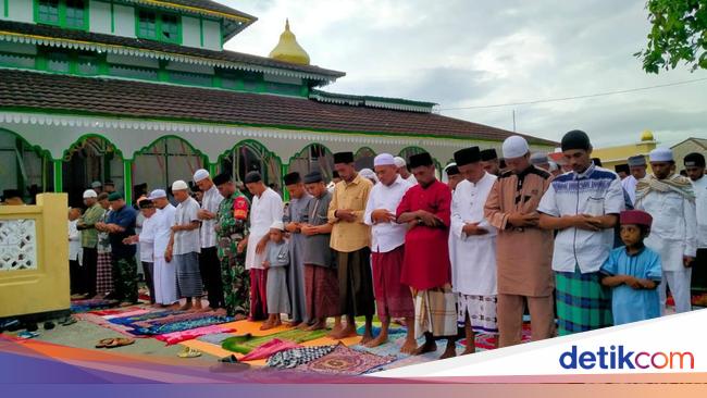 Warga Desa Wakal Maluku Gelar Salat Id Lebih Awal, Ini Penjelasannya