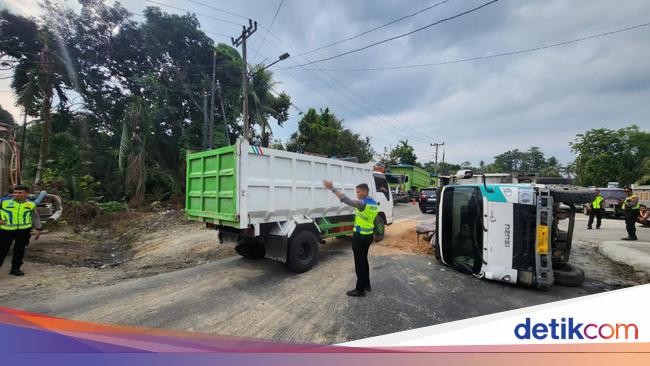 Truk Angkut Tanah di Deli Serdang Terbalik-Bikin Lalin Macet, Sopir Ditilang