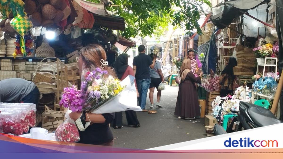 H-1 Lebaran 2024, Masyarakat Berburu Bunga di Pasar Rawa Belong