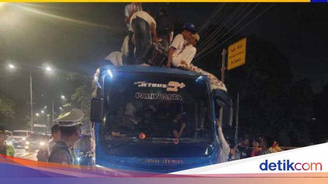 Polisi Tertibkan Warga yang Takbir Keliling Naik Atap Bus di Jakpus