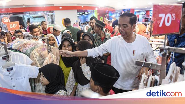 Potret Jokowi Traktir Anak Yatim Baju Lebaran di Plaza Atrium Senen