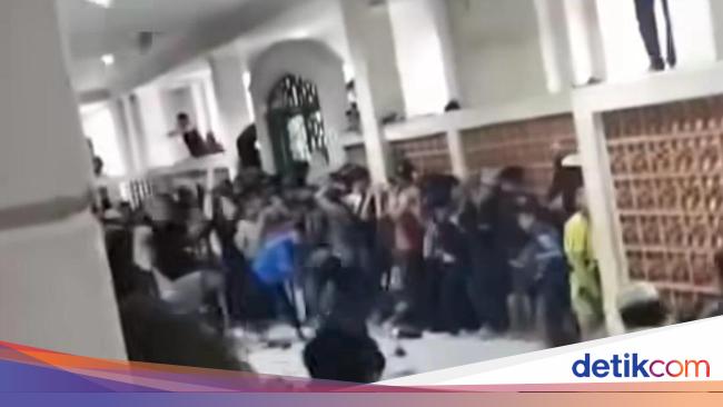 Heboh Bocah Saling Lempar Sandal Di Masjid Raya Makassar Gegara Antre Thr