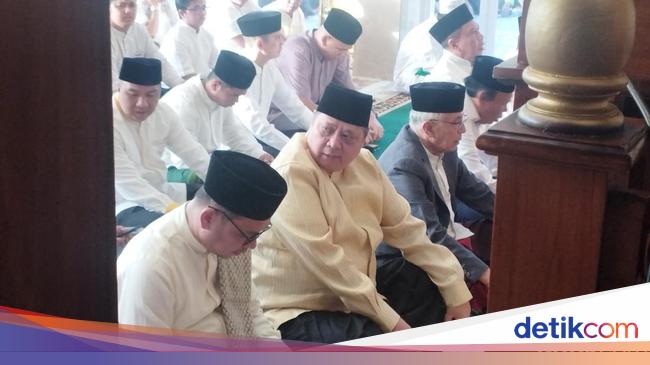 Airlangga Hartarto Salat Id di Masjid Ainul Hikmah DPP Golkar Airlangga Hartarto Salat Id di Masjid Ainul Hikmah DPP Golkar
