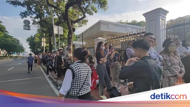 Warga Mulai Antre untuk Hadiri Open House Jokowi di Istana Warga Mulai Antre untuk Hadiri Open House Jokowi di Istana