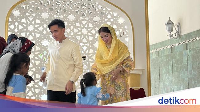 Anggunnya Selvi Ananda di Open House Gibran, Bergamis Motif Bunga Warna ...