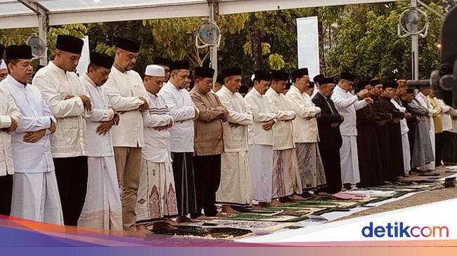 Tata Cara Sholat Idul Adha Lengkap Niat dan Bacaan Takbirnya