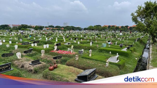 TPU Keputih Ramai Peziarah Saat Lebaran Idul Fitri TPU Keputih Ramai Peziarah Saat Lebaran Idul Fitri