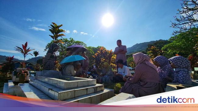Air Mata dan Doa Peziarah di Tanah Mati Batu Sapi