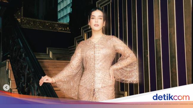 8 Gaya Artis dan Selebgram Pakai Baju Shimmer, Tren Lebaran 2024
