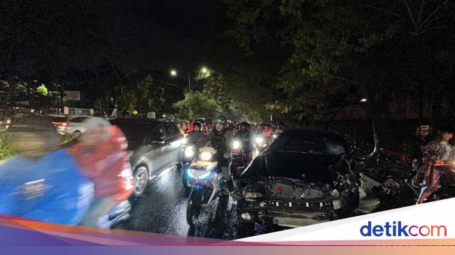 Mercy Tabrak Pohon di Jalan Perintis Kemerdekaan Makassar, Lalin Tersendat