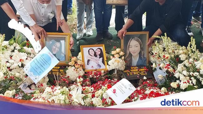 Melitha Sidabutar Dimakamkan Bersebelahan dengan Saudara Kembar Melitha Sidabutar Dimakamkan Bersebelahan dengan Saudara Kembar