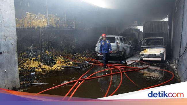 Damkar Padamkan Kebarakan Gudang Sembako di Gowa Sulsel Damkar Padamkan Kebarakan Gudang Sembako di Gowa Sulsel