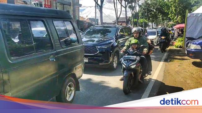 Kendaraan Menuju Ciwidey Padat, Polisi Berlakukan One Way