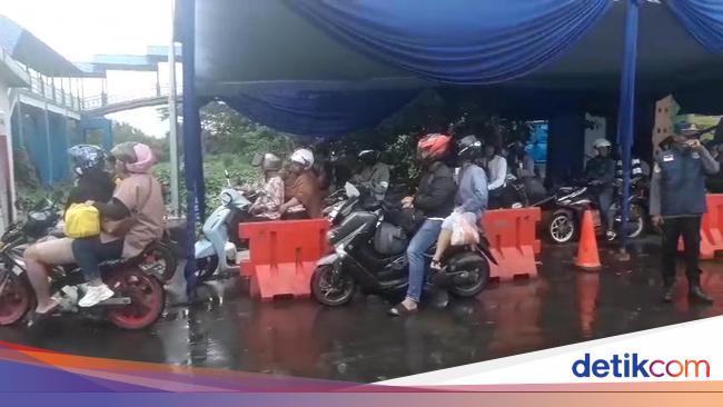 Hari Ini Puncak Arus Balik di Pelabuhan TAA, Antrean Pemotor Mengular