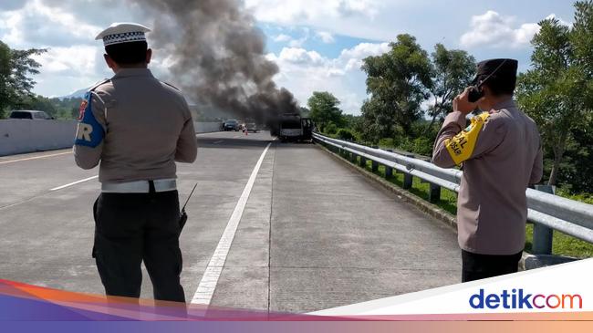 Isuzu Elf Terbakar di Tol Pandaan-Malang, Kenali Penyebab Mesin Overheat