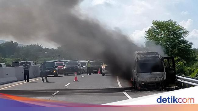 Ini Dugaan Penyebab Elf Terbakar di Tol Pandaan-Malang